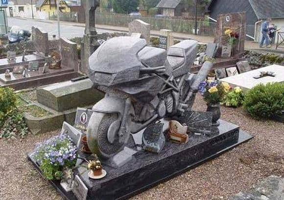 Der Grabstein für Motorrad Fahrer - Dravens Tales from the Crypt