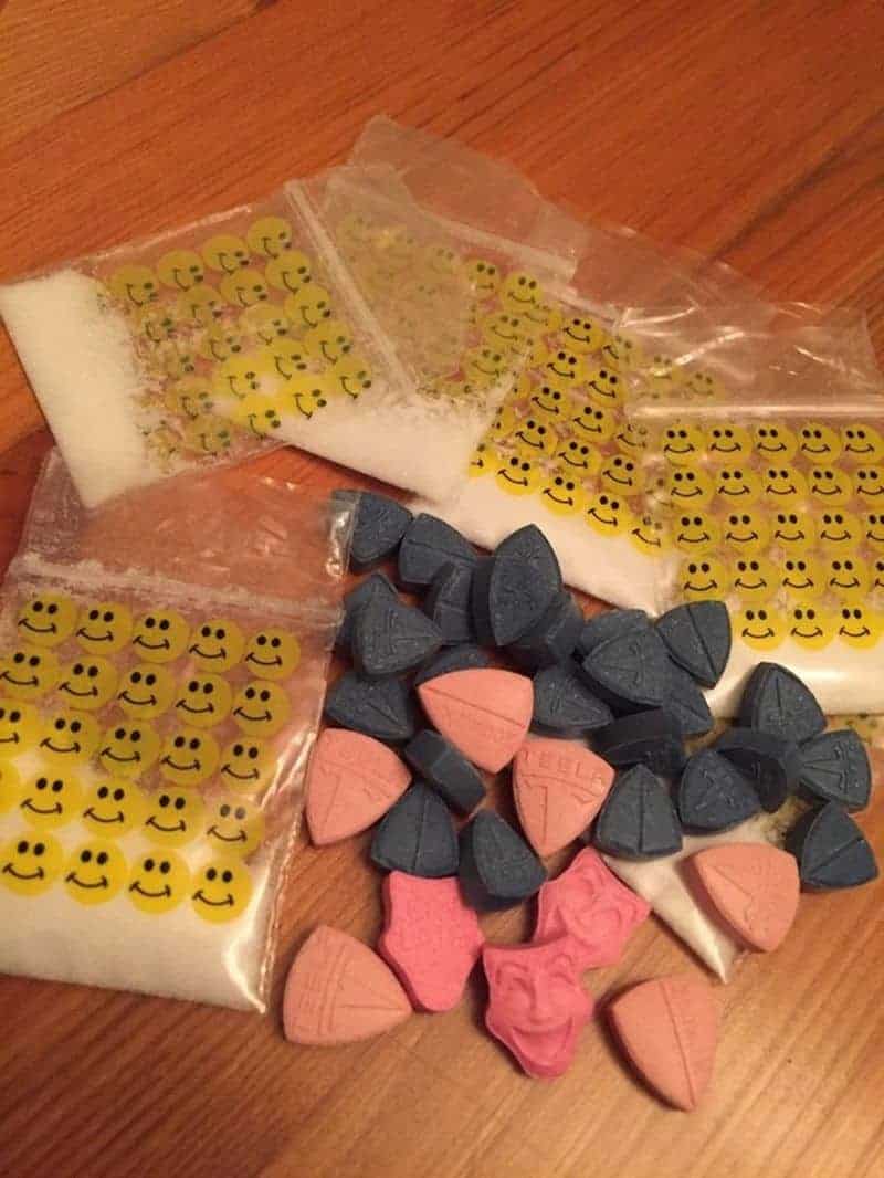 Drug Stashes: Wenn man sich gegenseitig seine Drogenvorräte zeigt ...